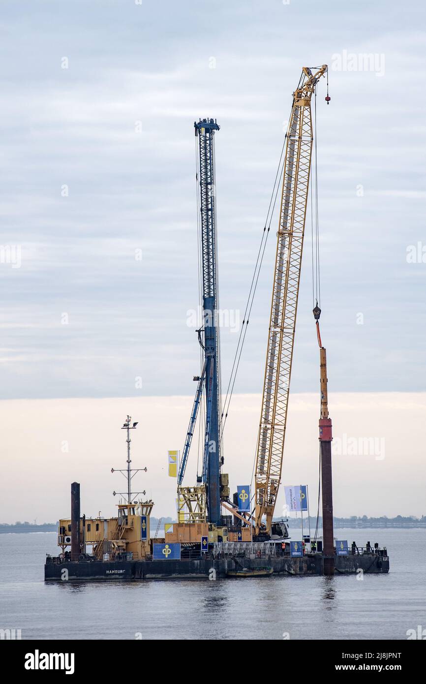 Wilhelmshaven, Germany. 05th May, 2022. The first pile driving takes ...