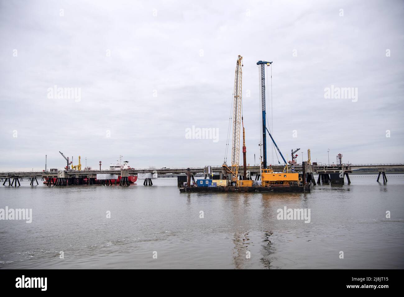 Wilhelmshaven, Germany. 05th May, 2022. The first pile driving takes ...