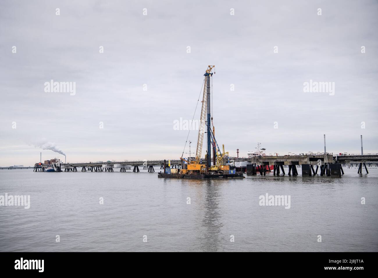 Wilhelmshaven, Germany. 05th May, 2022. The first pile driving takes ...