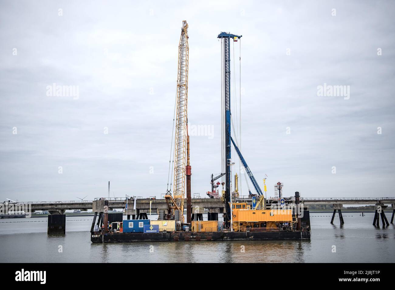 Wilhelmshaven, Germany. 05th May, 2022. The first pile driving takes ...