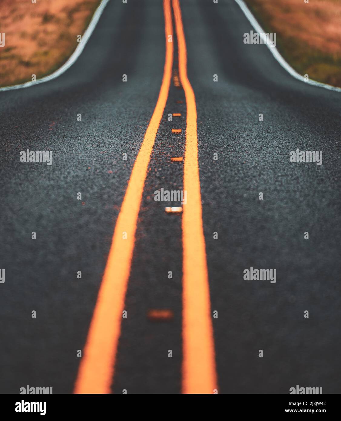 Empty asphalt road. Asphalt texture, way background Stock Photo - Alamy