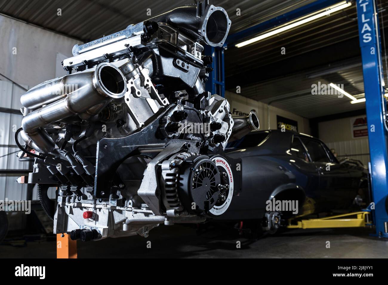 Racing car in garage hi-res stock photography and images - Alamy