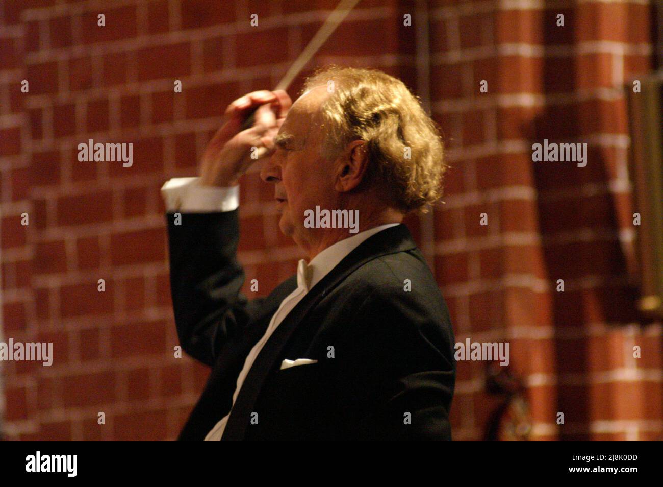 Elegancki garnitur biala koszula hi-res stock photography and images ...