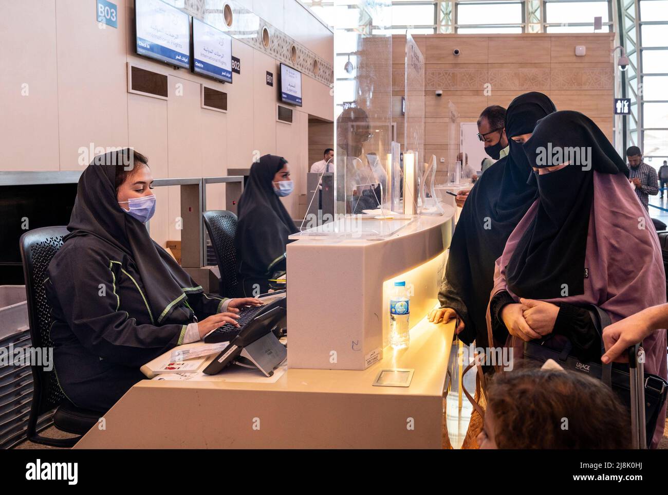 Jeddah, Saudi Arabia. 10th May, 2022. Flight passengers of state-owned ...