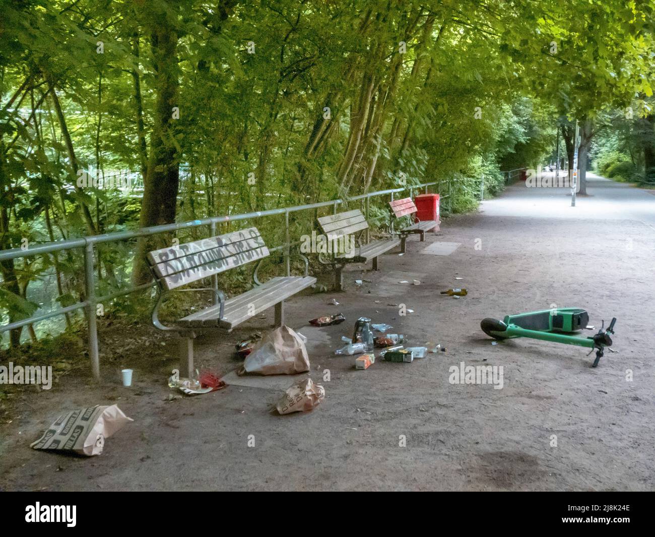 Littered park hi-res stock photography and images - Alamy