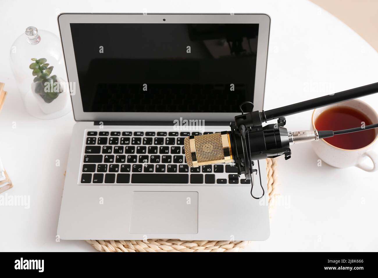 Microphone stand laptop hi-res stock photography and images - Alamy
