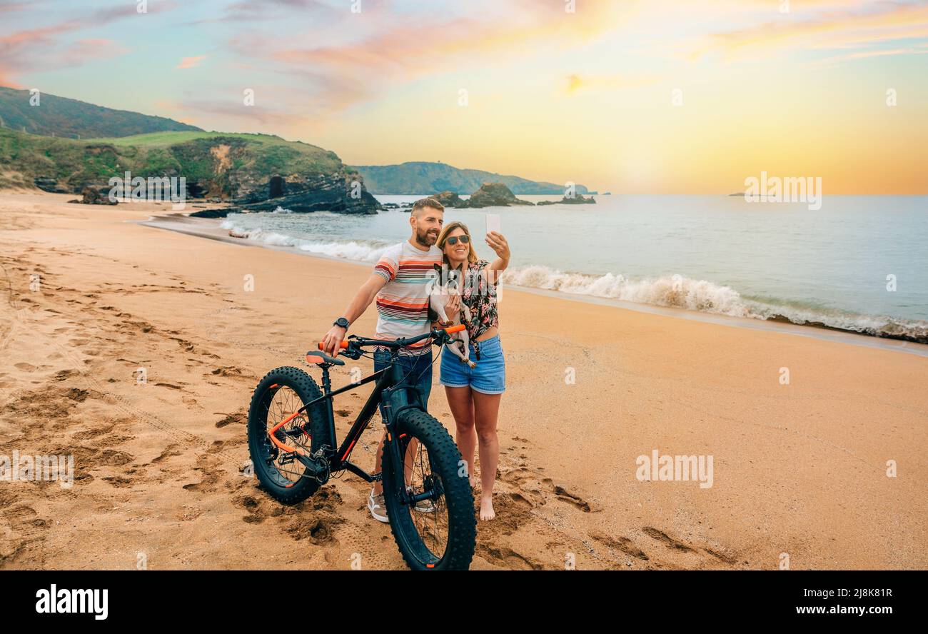 Fat couple beach hi-res stock photography and images - Alamy
