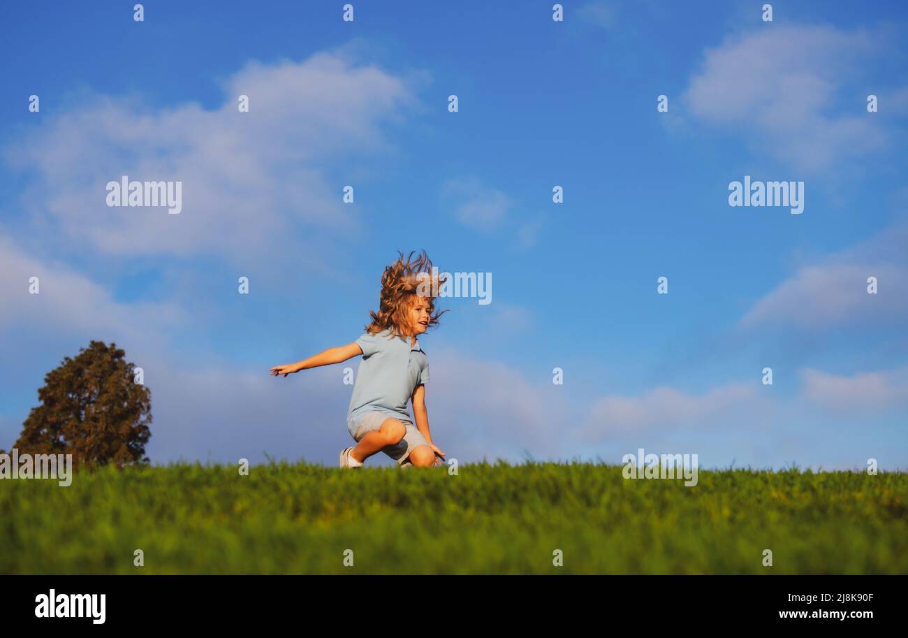 Kid running on grass field. Cute boy run in summer park. Child running ...