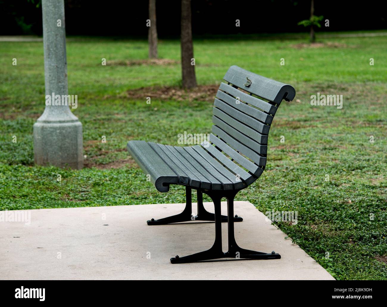 An empty park bench Stock Photo - Alamy