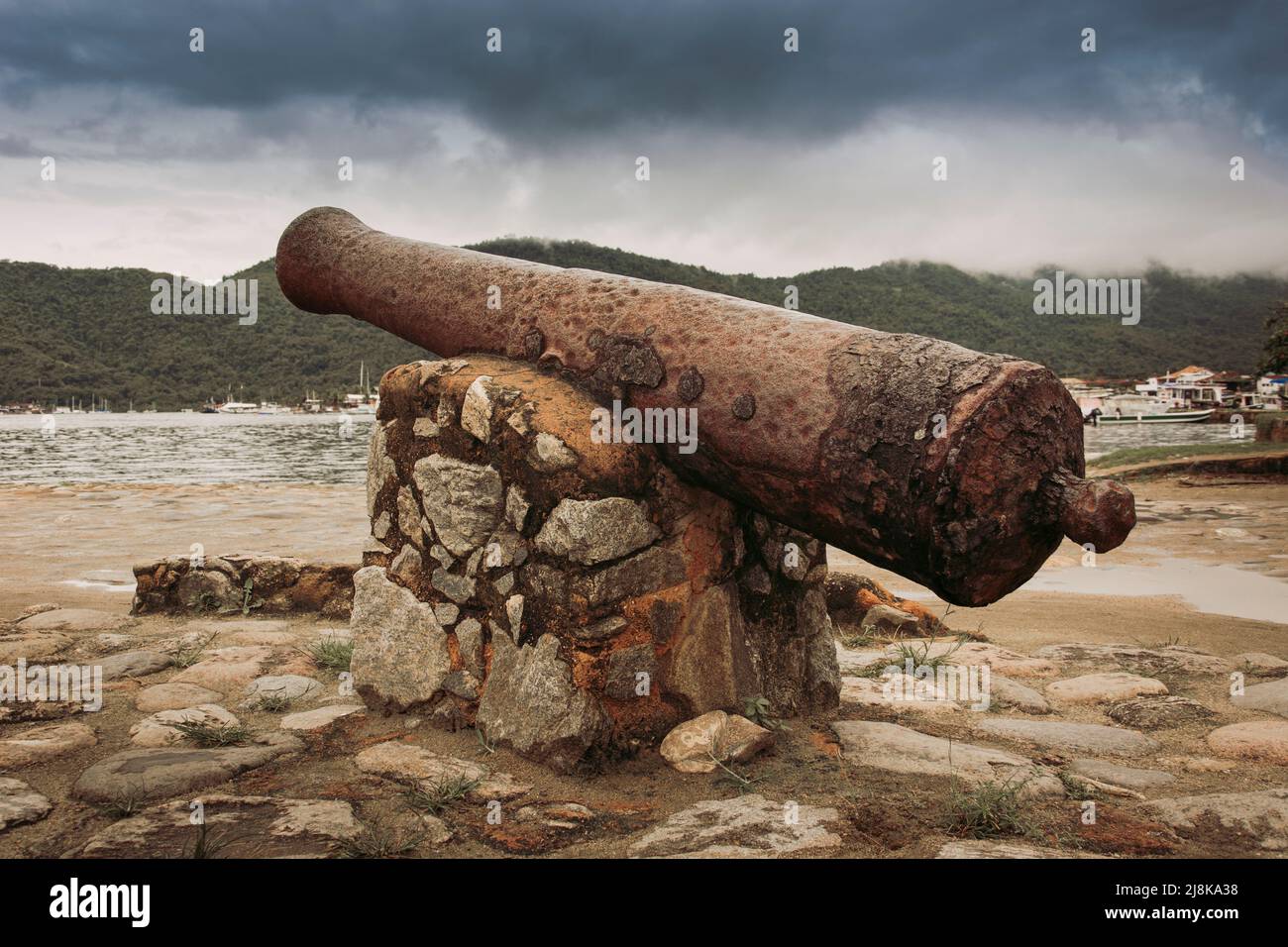 Large rusty cannon hi-res stock photography and images - Alamy