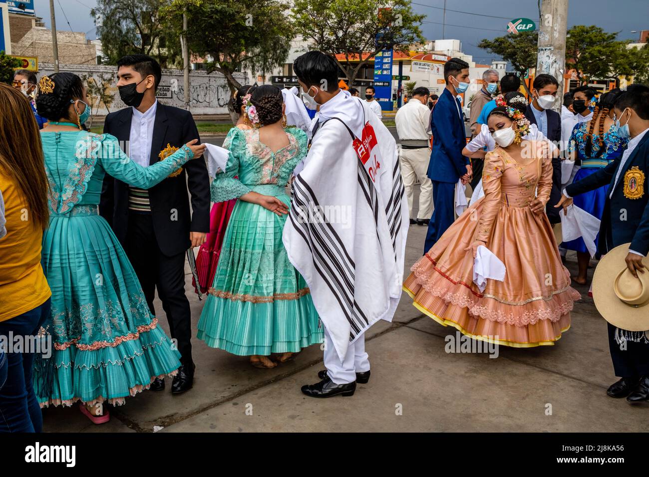 Young Peruvian Dancers In Costume Wait To Take Part In A Marinera Dance ...