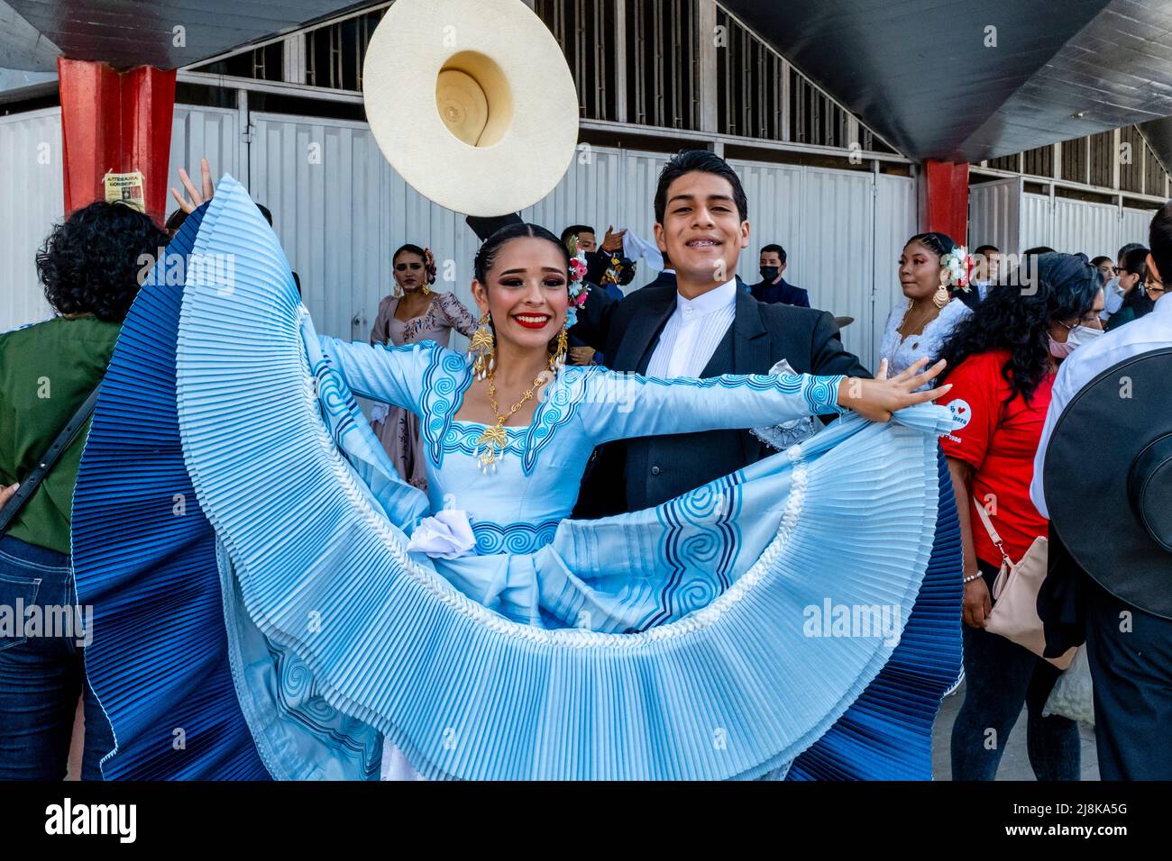 Young Peruvian Dancers In Costume Pose For Photographs At The Marinera ...