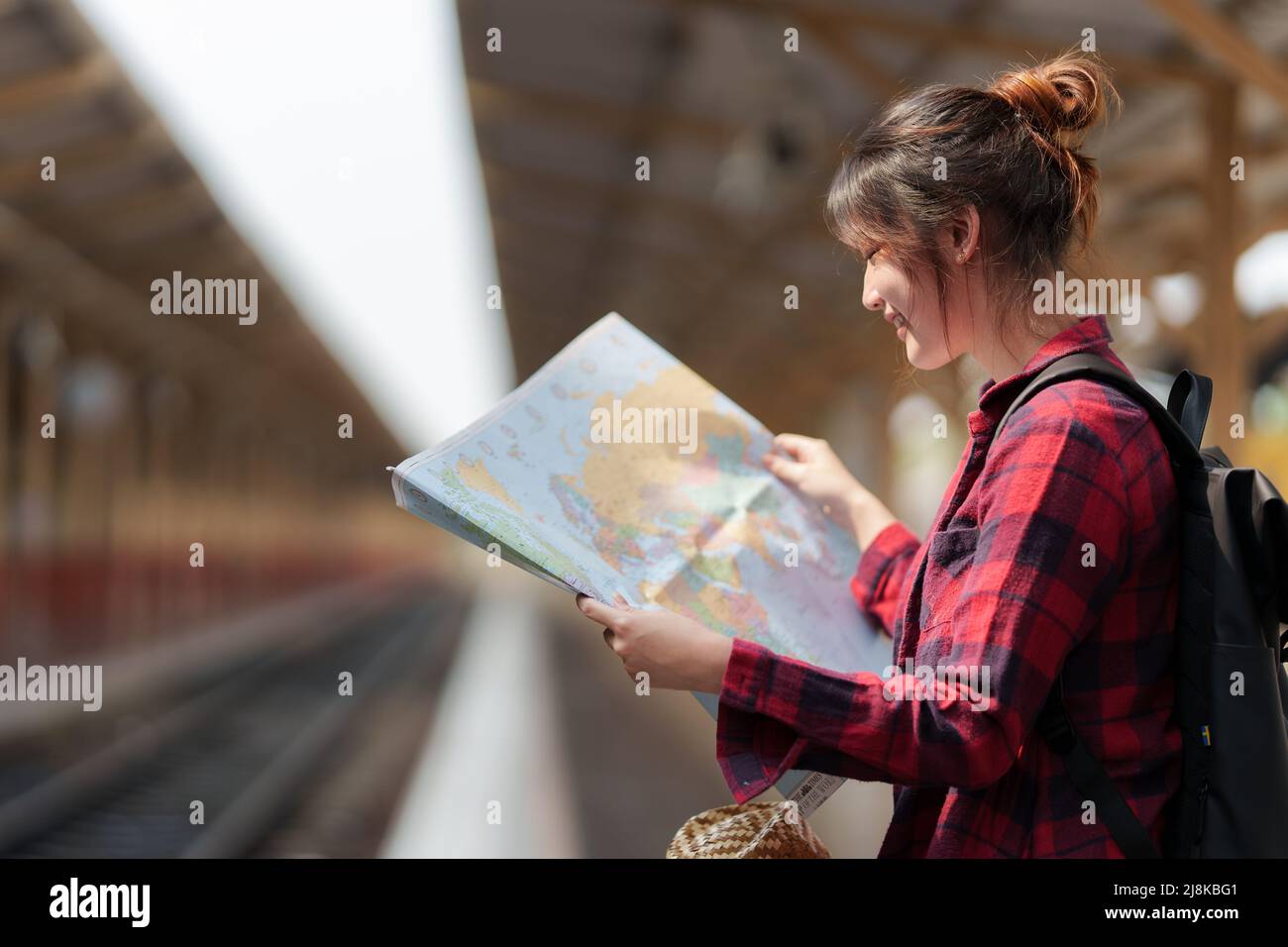 Looking at maps hi-res stock photography and images - Alamy