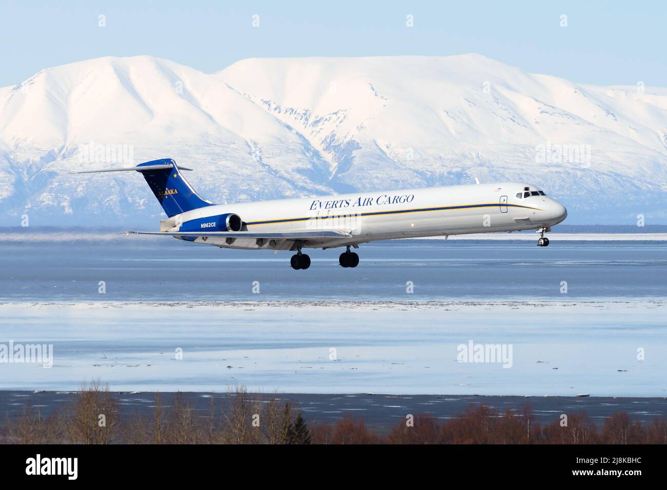 Everts Air Cargo McDonnell Douglas MD-82 aircraft landing in Alaska ...