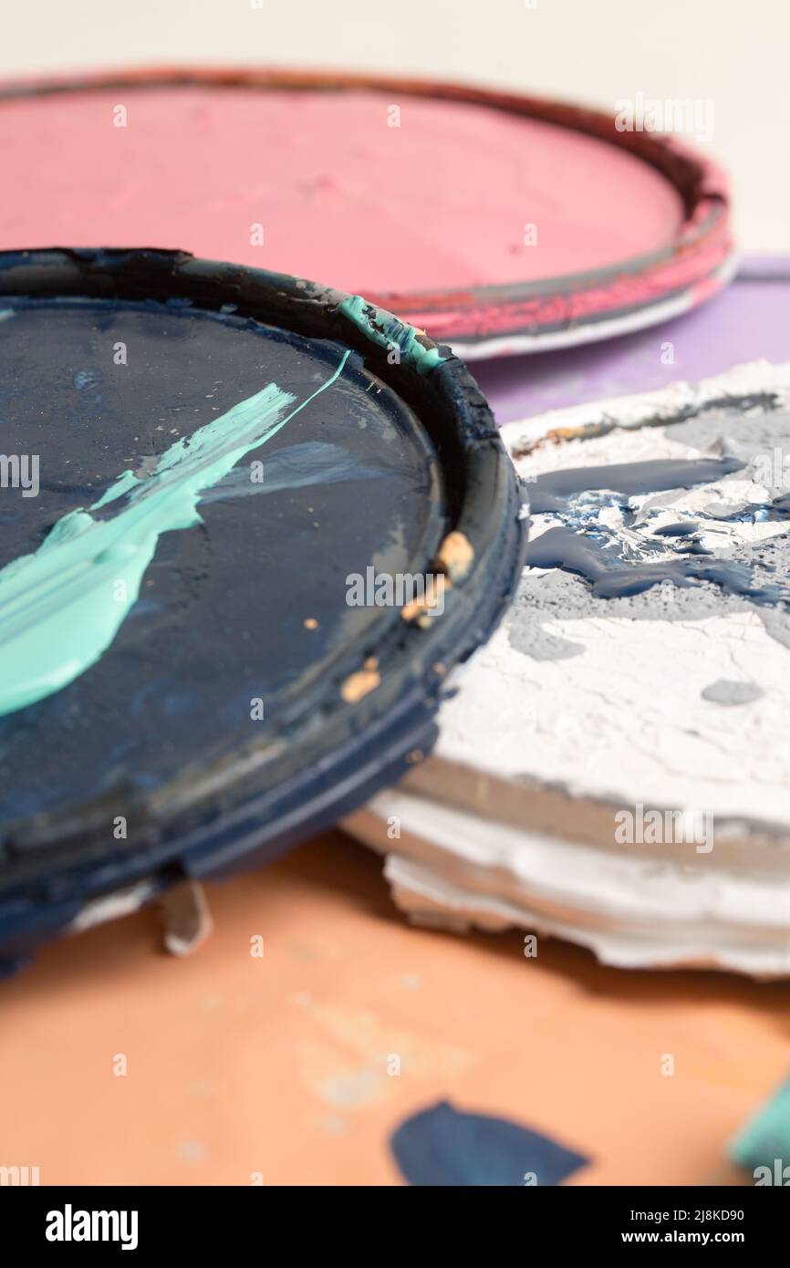 Paint can lids hi-res stock photography and images - Alamy