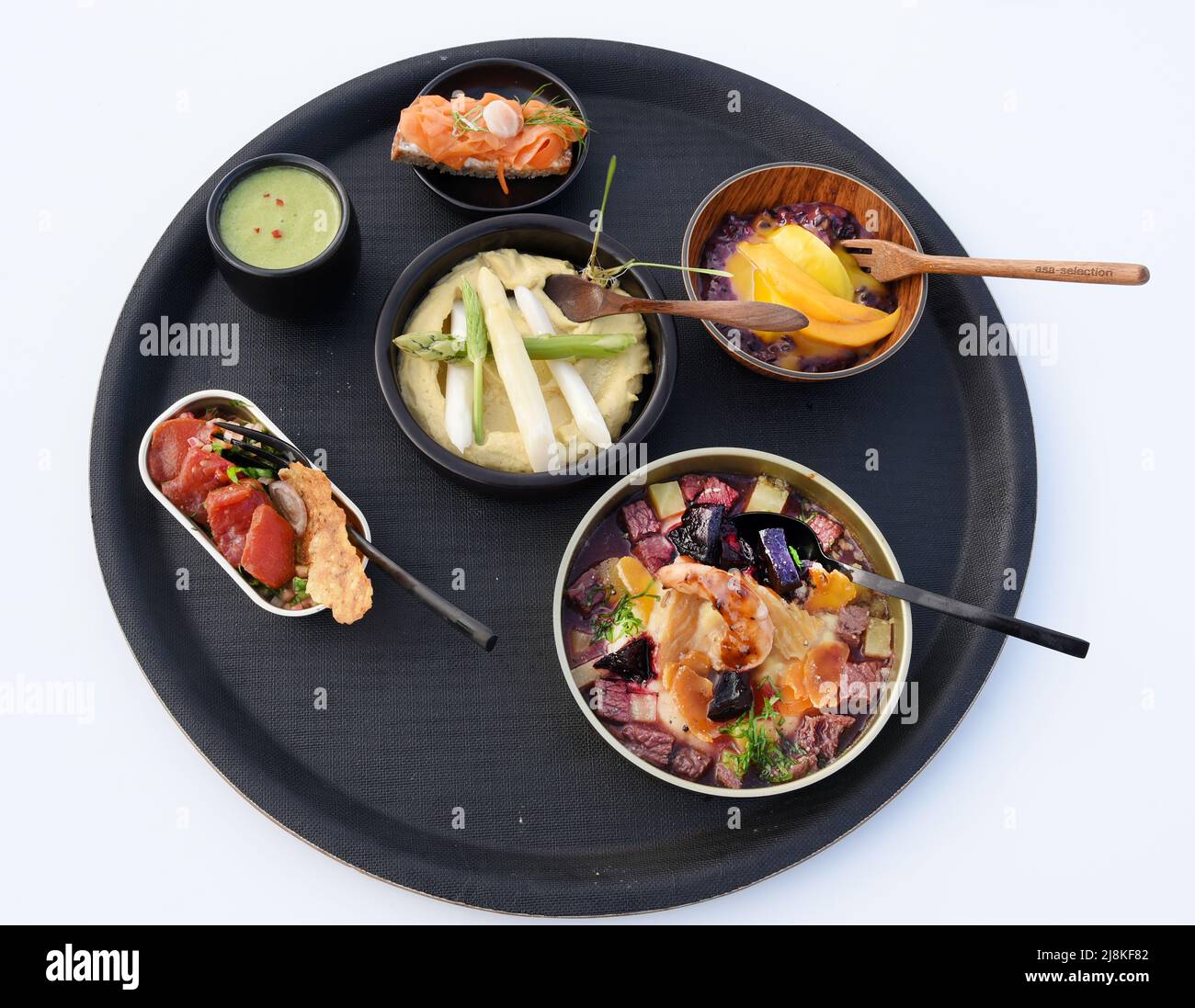 PRODUCTION - 11 May 2022, Saxony, Leipzig: Food in small bowls stands ...