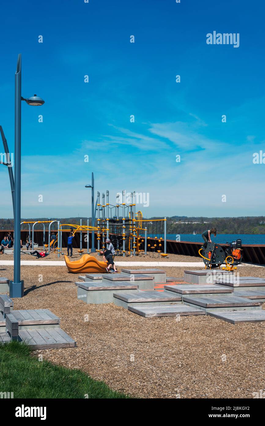 Hamilton Waterfront – PIER 8 Stock Photo - Alamy