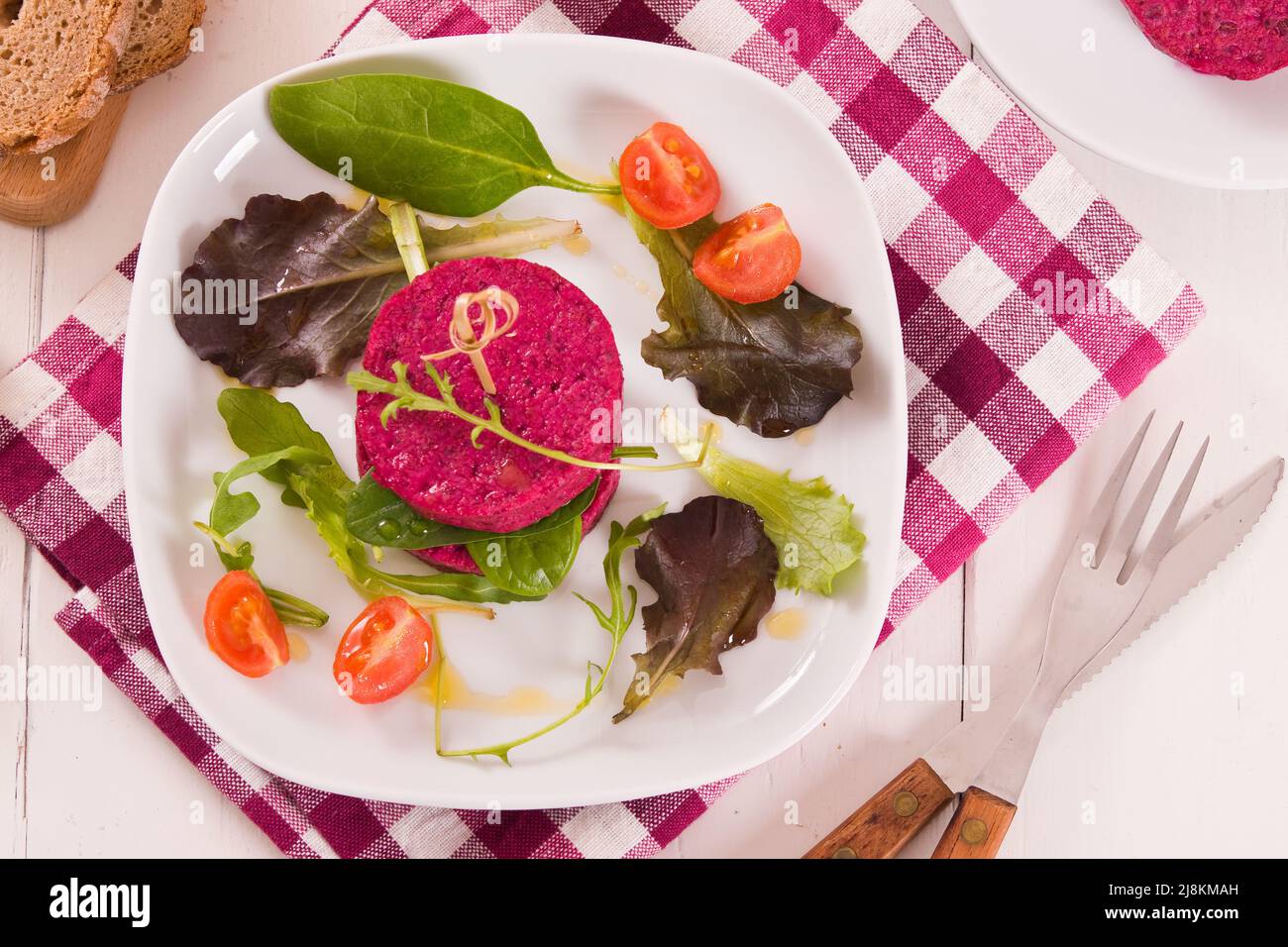 Beetroot veggie burger Stock Photo - Alamy