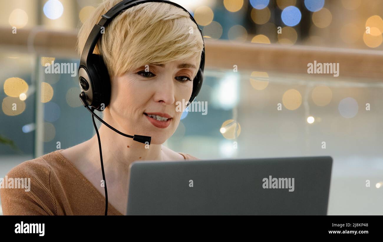 Woman counselor talking mature hi-res stock photography and images - Alamy