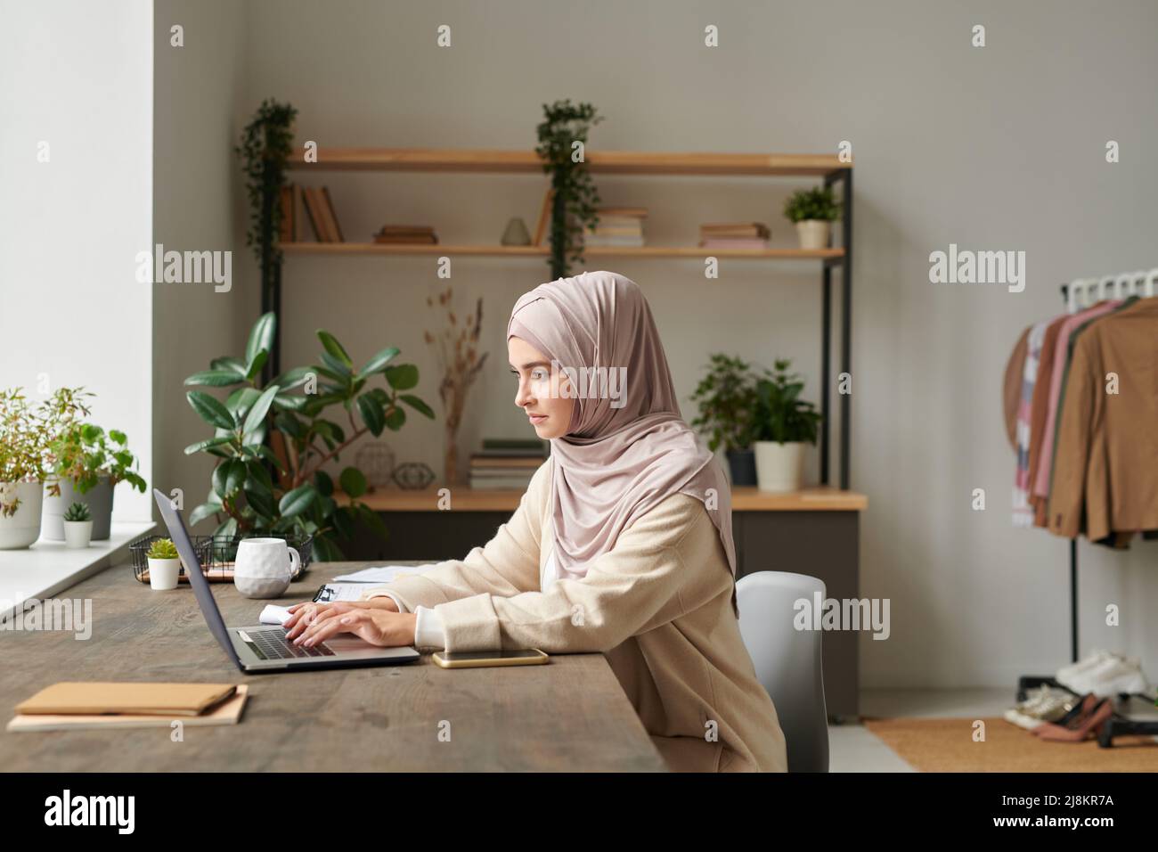 Muslim woman office desk hi-res stock photography and images - Alamy