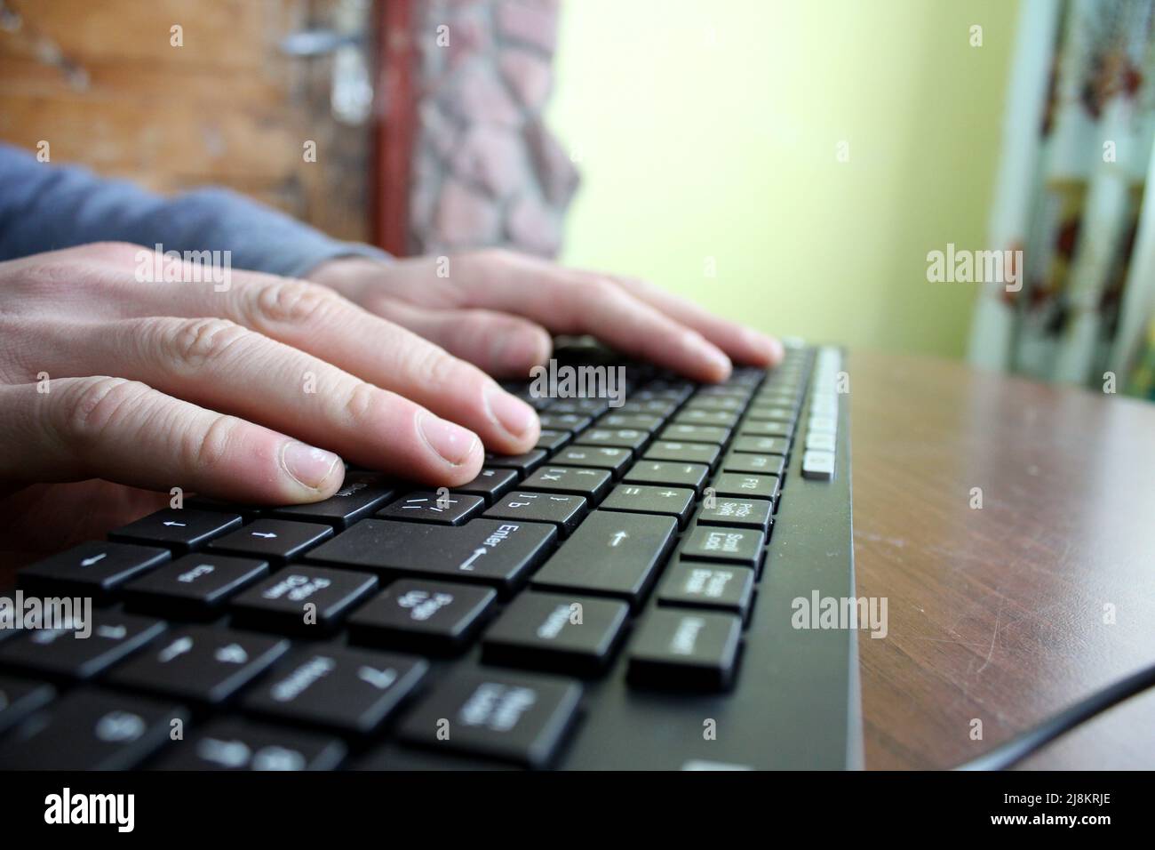 Thumb type hi-res stock photography and images - Alamy