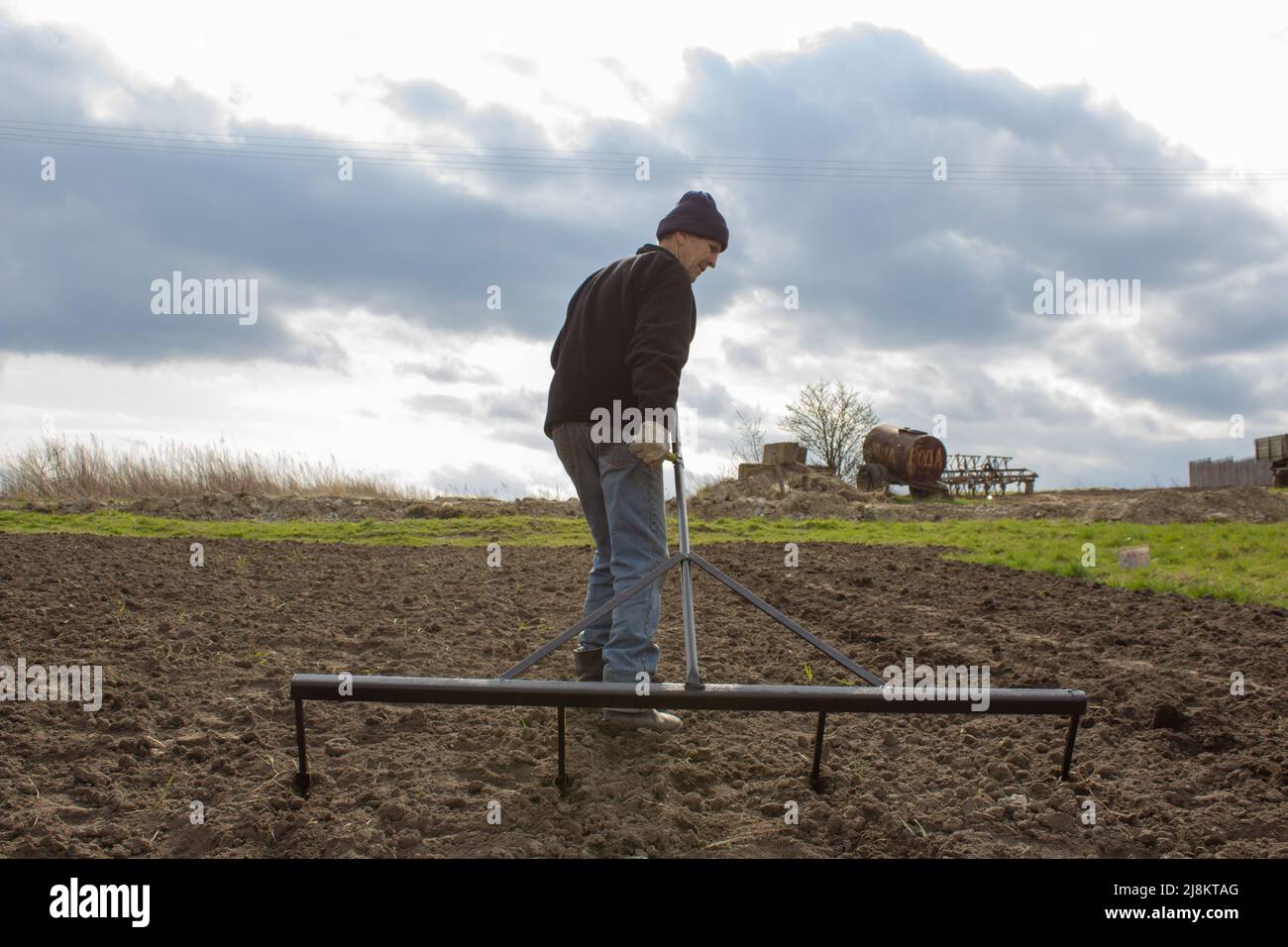 Farmer man potatoes on hi-res stock photography and images - Alamy