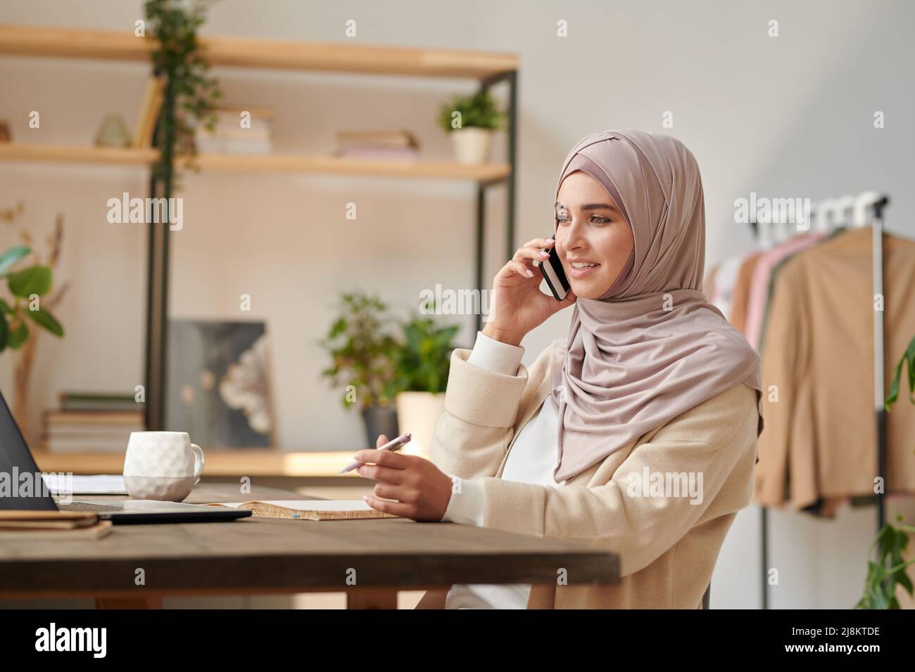 Muslim woman office desk hi-res stock photography and images - Alamy