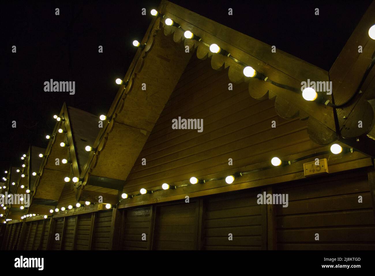 Night scene empty Christmas marketplace with decorated small kiosk ...