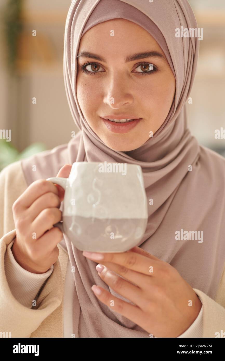 Arabic women drinking tea hi-res stock photography and images - Alamy