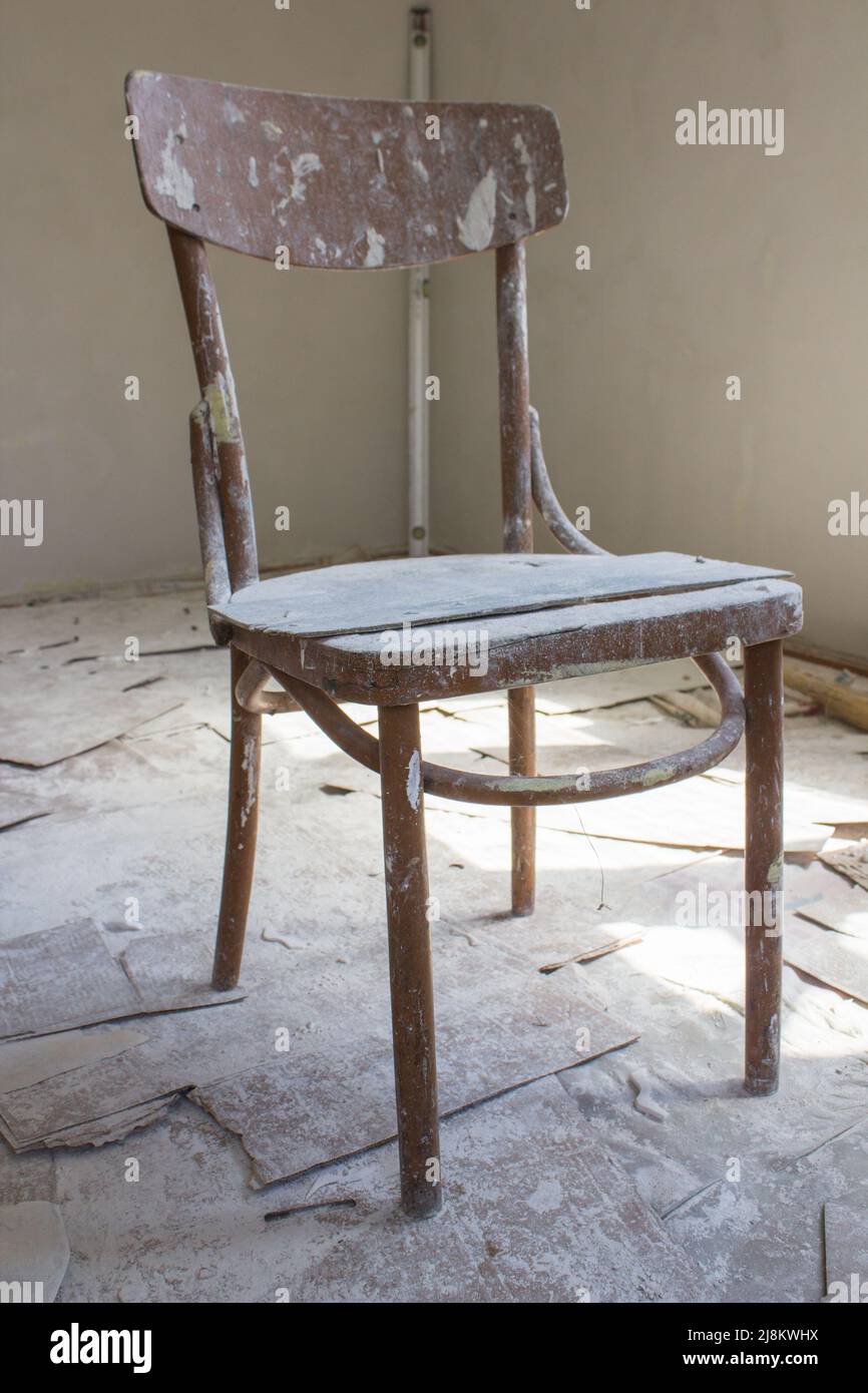 Abandoned wooden chair Stock Photo - Alamy