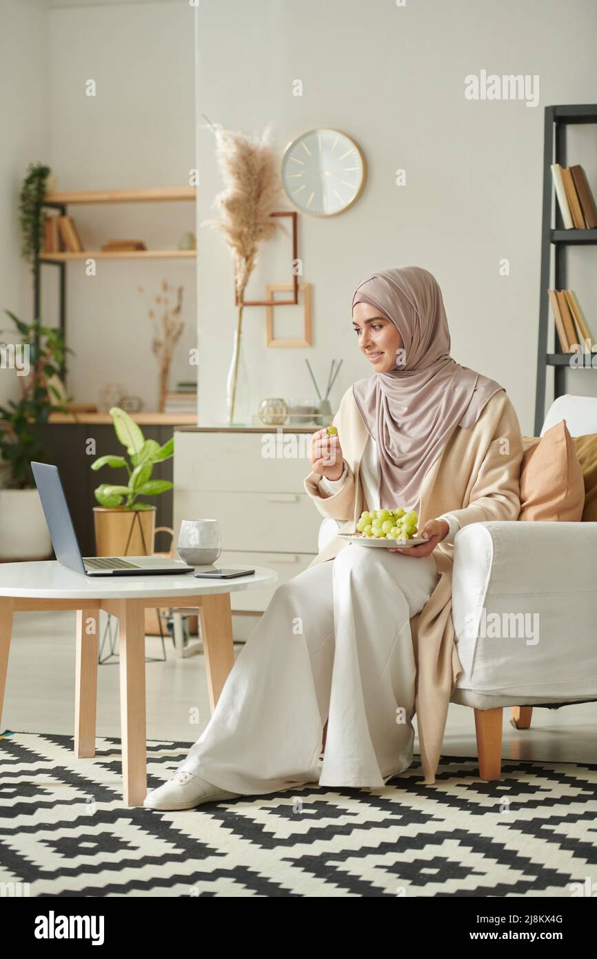 Muslim girls computer hi-res stock photography and images - Alamy