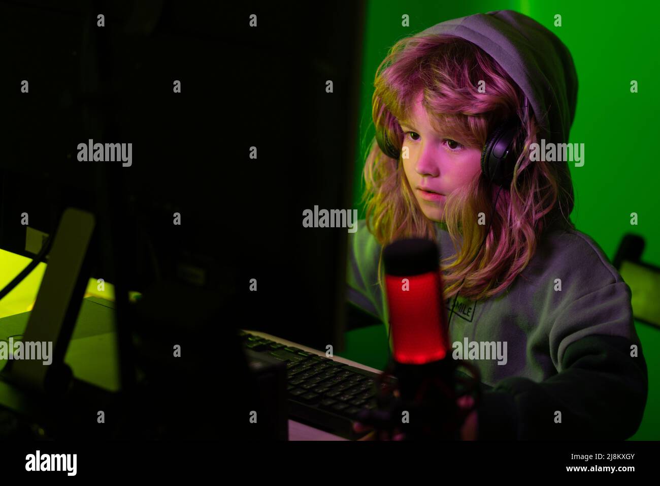 Hacker young hi-res stock photography and images - Alamy