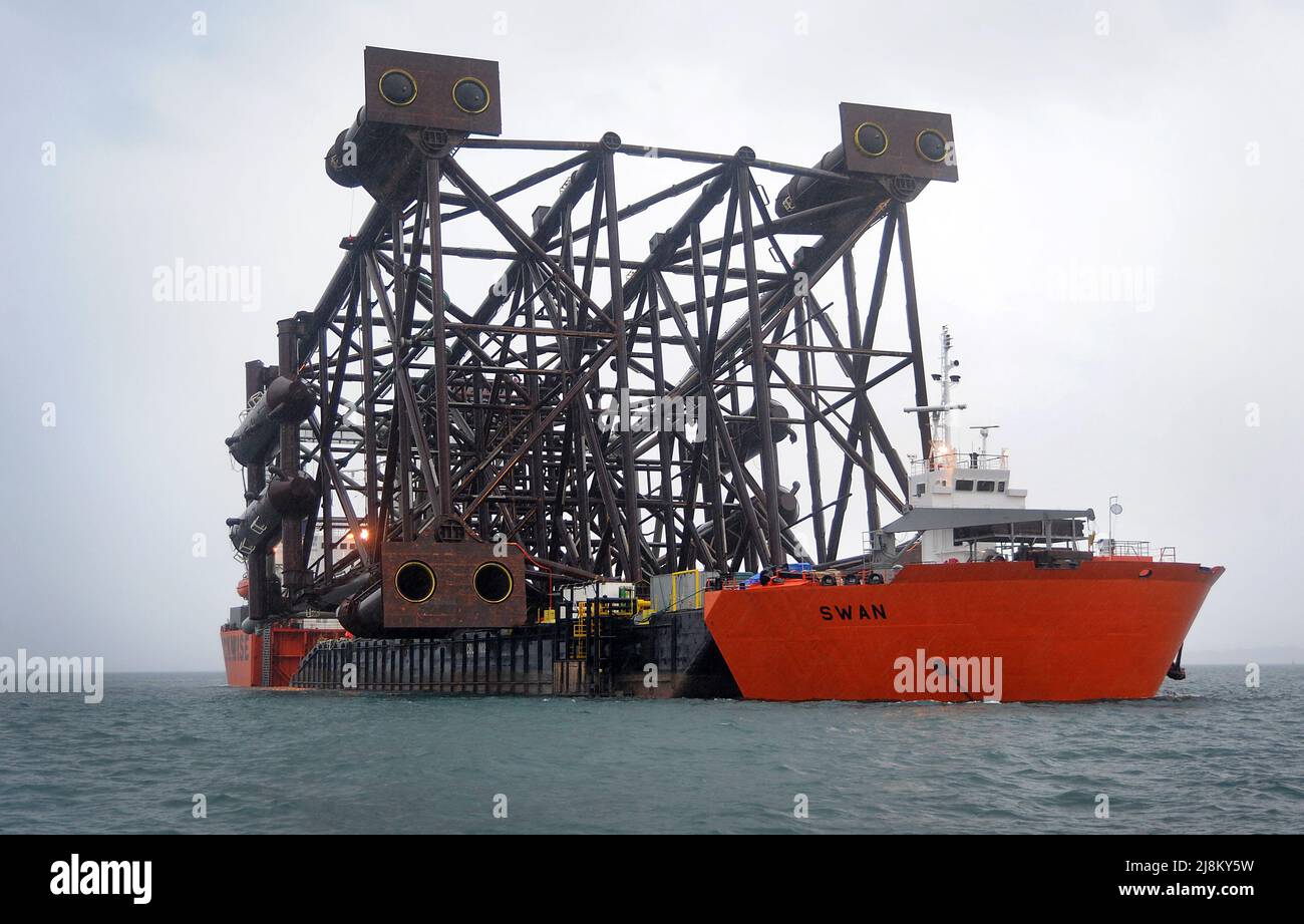 Towing vessel hi-res stock photography and images - Alamy