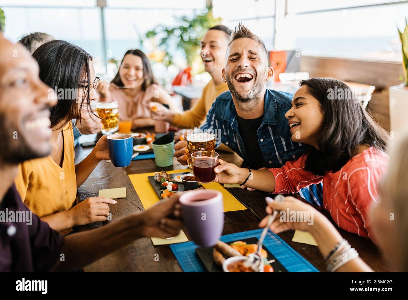 Group of people eating and drinking hi-res stock photography and images ...