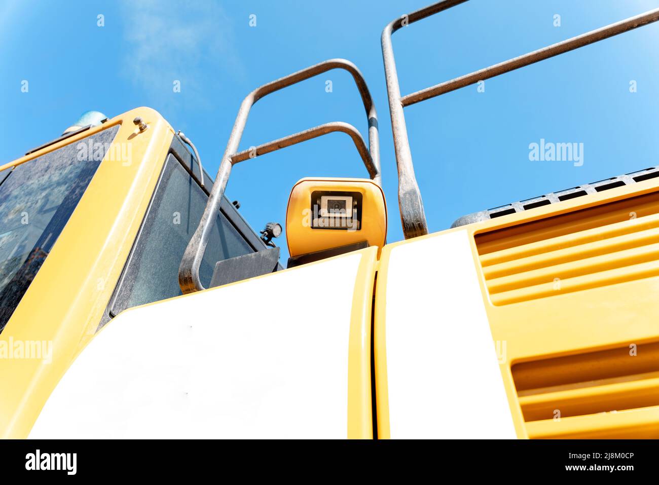 The reversing-side view camera system on an excavator to improve field ...