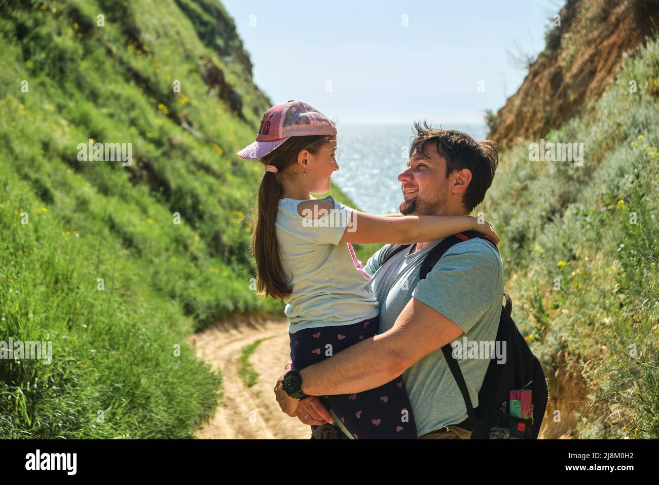 Dad father baby daughter hugging hi-res stock photography and images - Alamy