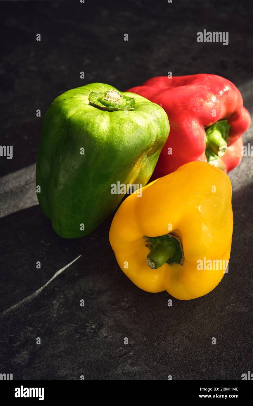 Mixed colors bell peppers hi-res stock photography and images - Alamy