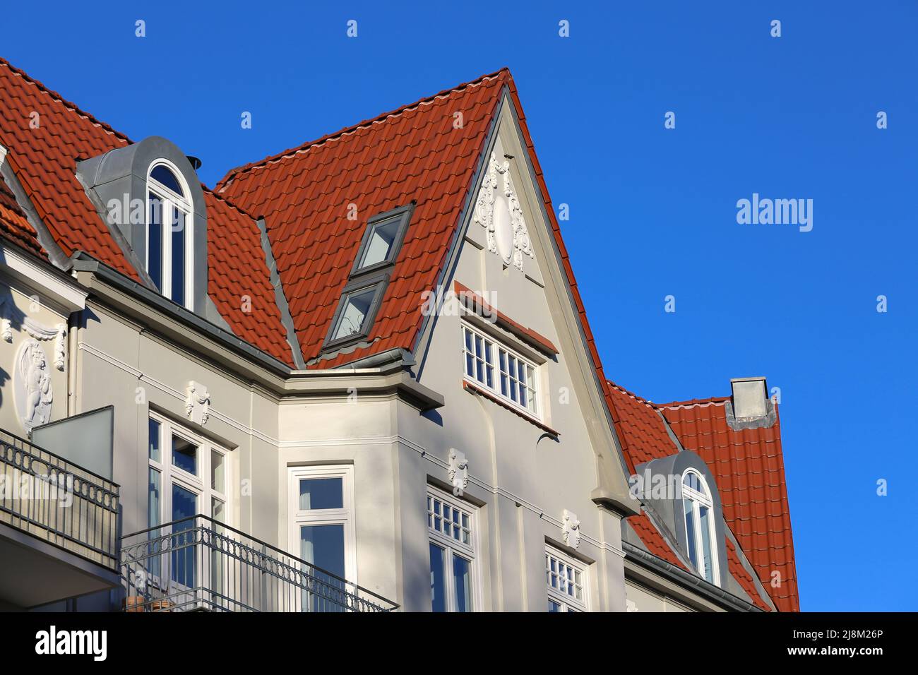 Roofing mansion roof tiles hi-res stock photography and images - Alamy