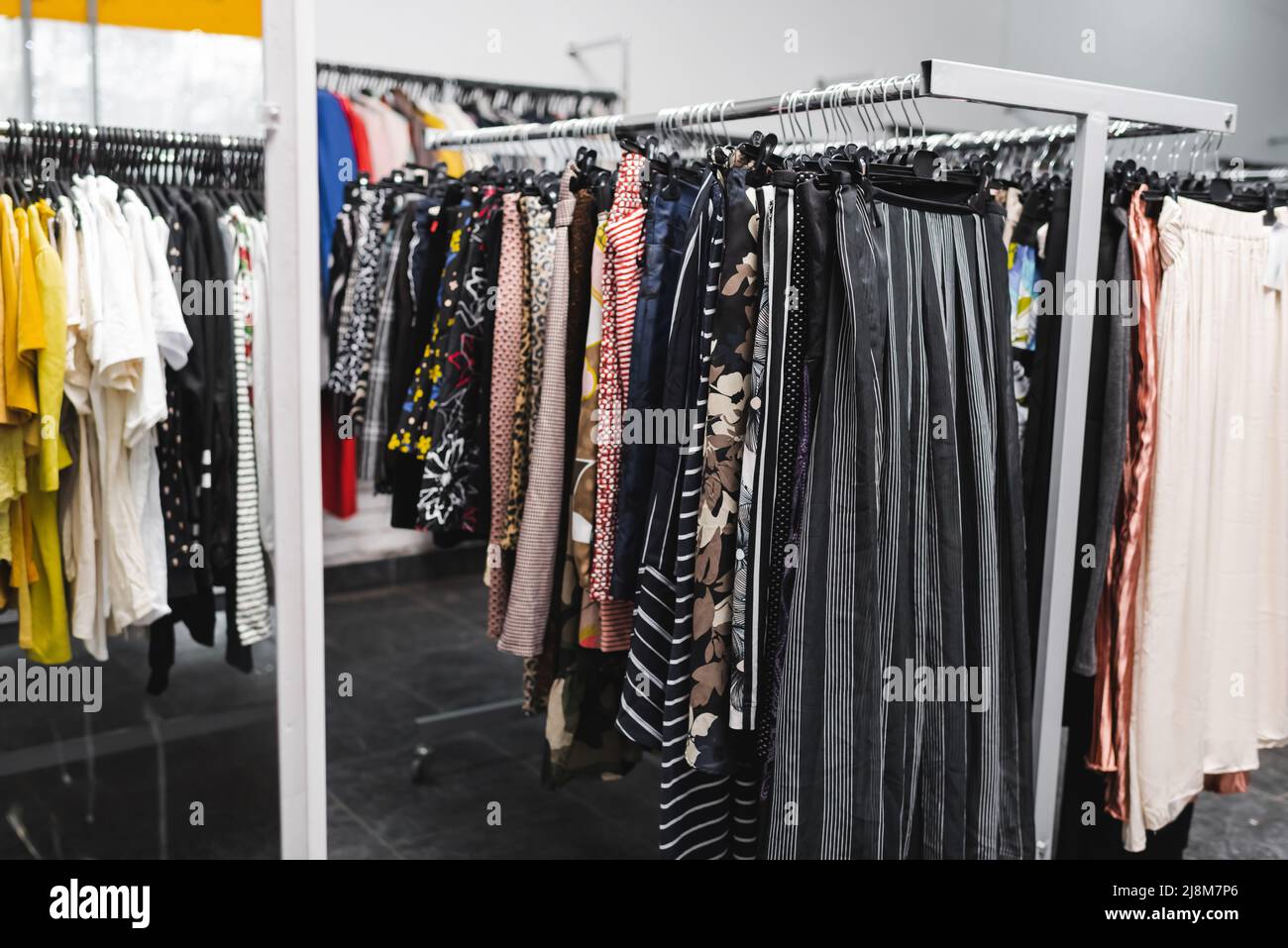 Hangers shop in market hi-res stock photography and images - Alamy