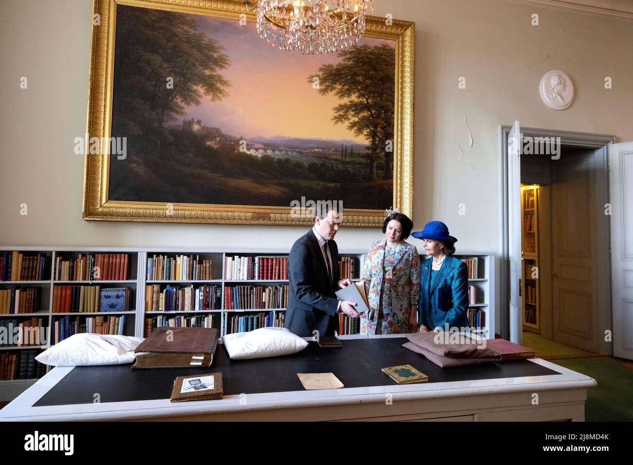 Jenni Haukio and Queen Silvia with Palace Librarian Arvid Jakobsson in ...
