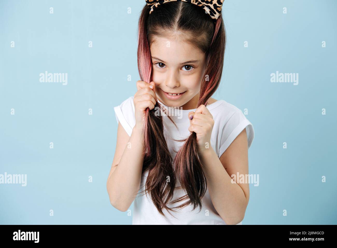 Pretty tween girl hi-res stock photography and images - Alamy
