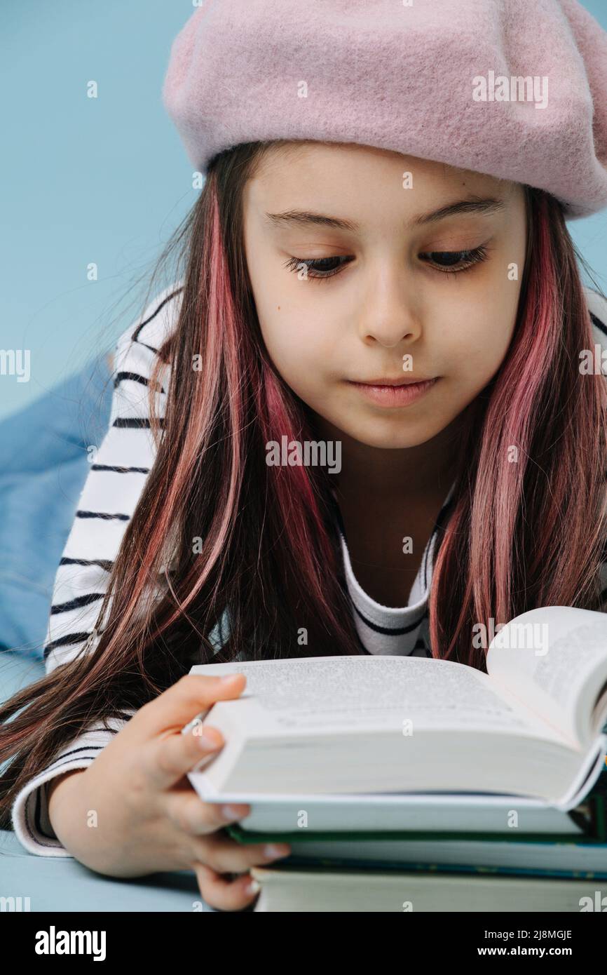 Tween girl reading book hi-res stock photography and images - Alamy