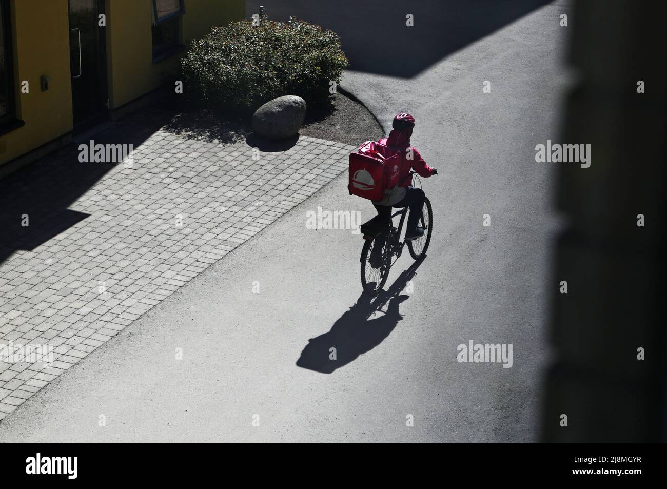 Foodora delivery man hi-res stock photography and images - Alamy
