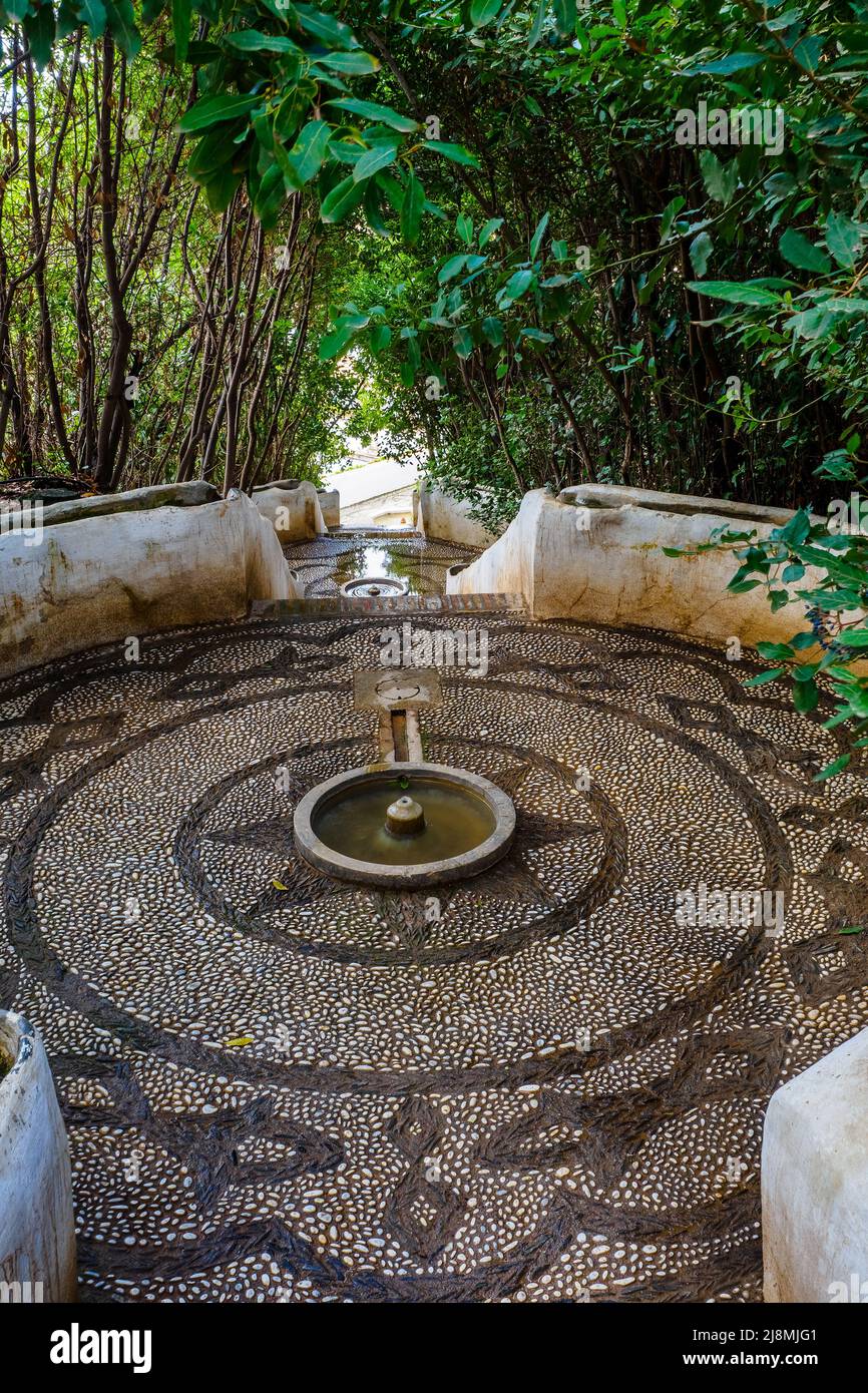 Staircase and fountain in the Generalife gardens of the Alhambra ...