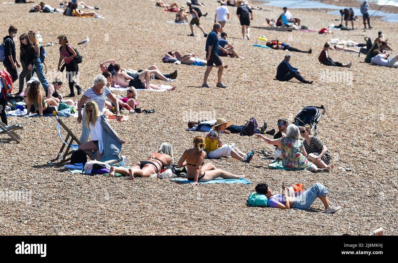 Sunbathers enjoy hot weather on brighton beach hi-res stock photography ...