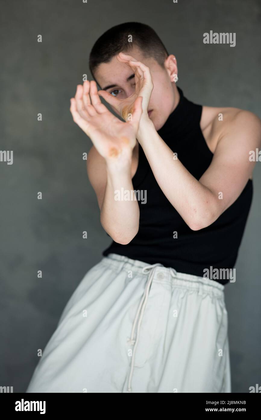 Hands peeping hi-res stock photography and images - Alamy