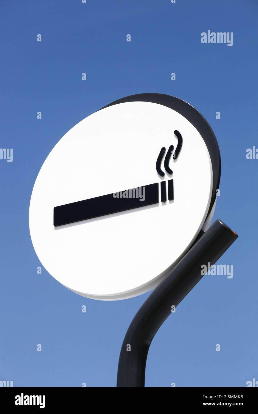 Smoking area sign on a pole Stock Photo - Alamy