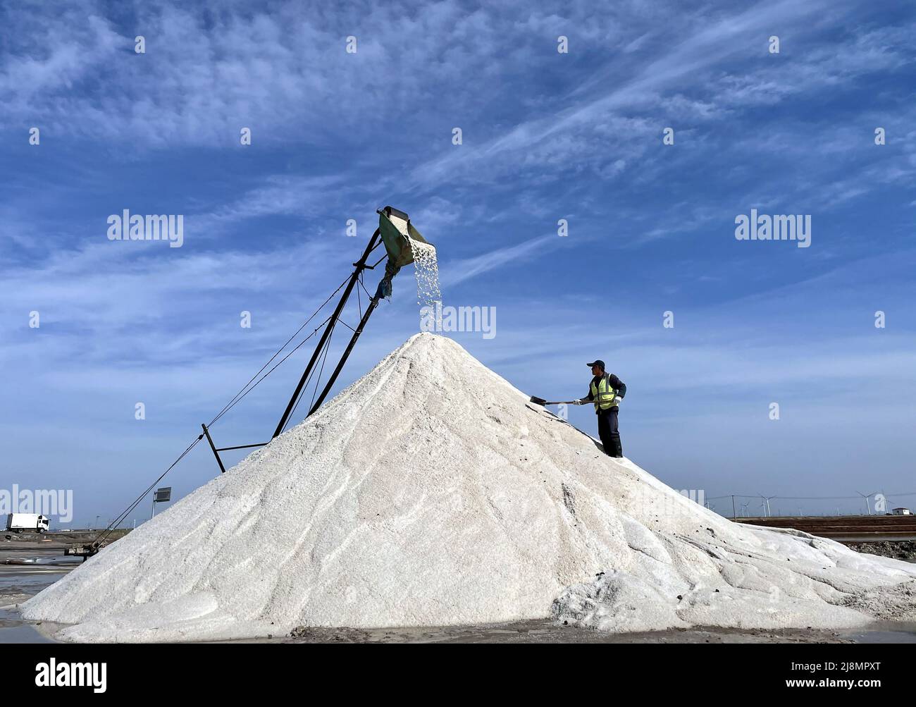 (220517) -- ZHANHUA, May 17, 2022 (Xinhua) -- Workers harvest salt in a ...