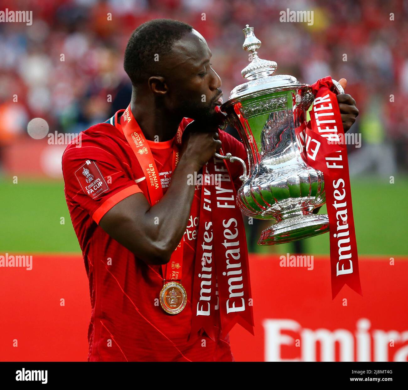 LONDON, ENGLAND - MAY 14:Liverpool's Sadio Mane kisses the FA Cup after ...