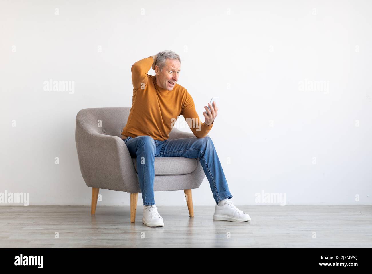 Scared looking at phone hi-res stock photography and images - Alamy